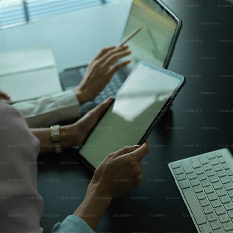 디지털 장치로 프로젝트를 함께 작업하는 두 명의 여성 근로자의 측면 모습 사진 Unsplash의 태국 이미지