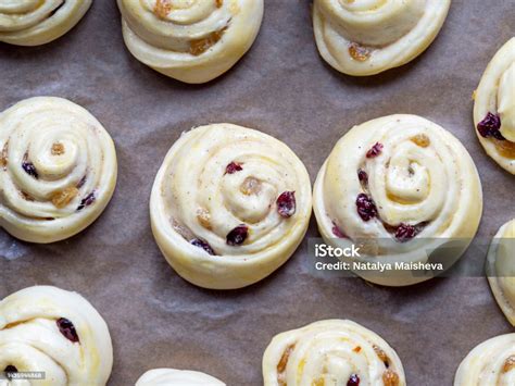 쌀과 옥수수 가루로 계피 건포도 크랜베리로 만든 글루텐 프리 빵 적절한 영양 글루텐 프리 식단 건강한 홈 베이킹의 개념 평면도 0명에 대한 스톡 사진 및 기타 이미지