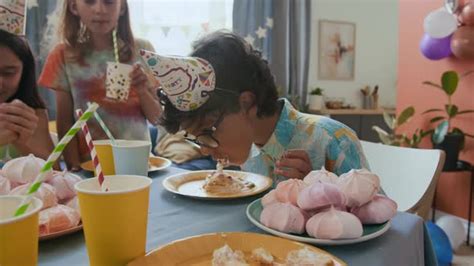 Cumpleañero Comiendo Un Trozo De Tarta Cremosa En Un Plato Mordiéndolo