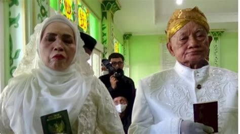 Berpisah 25 Tahun Mbah Ranto Akhirnya Nikahi Wartini Secara Massal