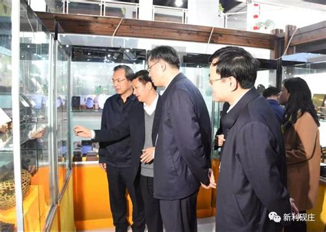 广东省副省长何忠友等一行领导莅临柳新祥大师工作室参观指导 新利端砚
