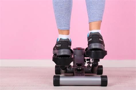 Premium Photo Woman Doing Exercise On Stepper Closeup On Legs