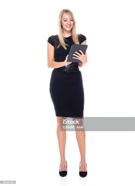 백인 여성 사업가 서 흰색 배경 의 앞에 서 비즈니스 웨어를 입고 디지털 태블릿을 사용 하 여 사업가에 대한 스톡 사진 및 기타