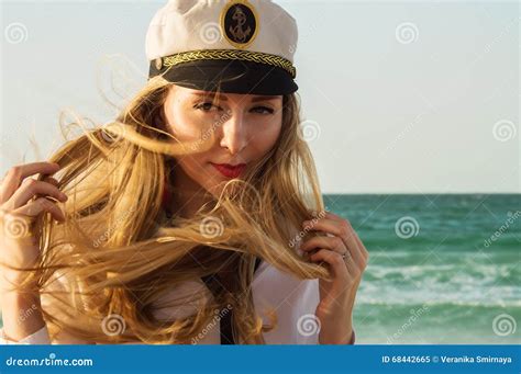 Mujer Joven Con El Pelo Muy Largo Imagen De Archivo Imagen De Piel Sombrero