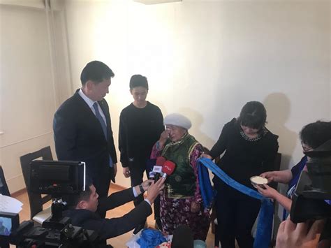 Амиа алдсан цагдаагийн алба хаагчийн ар гэрийнхэн байрандаа орлоо