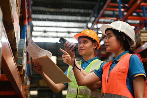 두 명의 창고 작업자가 바코드 스캐너를 사용하여 보관 부서 창고 관리 시스템 및 물류 개념의 상품을 분석했습니다 2명에 대한 스톡 사진 및 기타 이미지 Istock