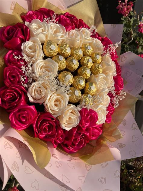 Ramo De Flores Rosas Y Suculentas