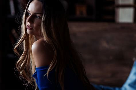 Обои на рабочий стол Девушка с длинными волосами с оголенным плечом фотограф Incognito Andrew