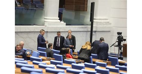 Възраждане и ИТН напуснаха залата за конституцията БСП остана и им се скара