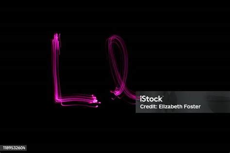 검은 색 배경에 대한 생생한 분홍색 빛의 대문자 L과 소문자의 긴 노출 사진 라이트 페인팅 사진 0명에 대한 스톡 사진 및 기타 이미지 Istock