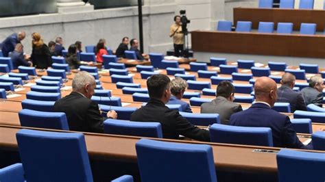 Политически сили обвиниха правителството че помага на Лукойл да заобикаля санкциите