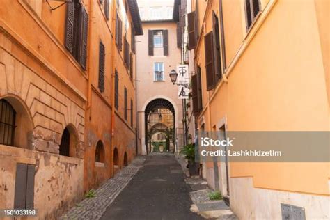 이탈리아 로마의 옛 아늑한 거리의 전망 로마의 건축물과 랜드 마크 로마의 엽서 0명에 대한 스톡 사진 및 기타 이미지 0명 거리 건물 외관 Istock