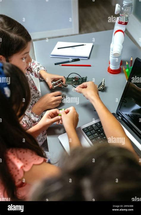 Enseignante Méconnaissable Aidant Les élèves Filles à Assembler Des