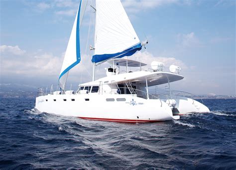 바다 위를 떠다니는 나무 별장 보드와 요트