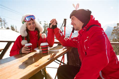 스키 리조트에서 바에서 음료를 즐기는 두 명의 연인과 친구 2명에 대한 스톡 사진 및 기타 이미지 2명 겨울 계절
