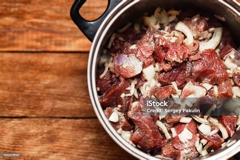 나무 배경에 냄비에 양파 양념 고기 조각 바베 큐를 위한 생고기의 준비 위쪽에서 보기입니다 양파와 향신료가 혼합 된 생 쇠고기 0명에 대한 스톡 사진 및 기타 이미지