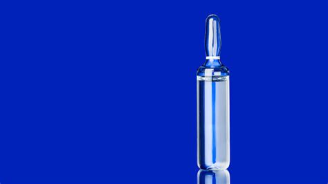 반사와 파란색 배경에 고립 된 백신앰플 유리 항아리 복사 공간과 의료 테마에 모형 배너 아무도 0명에 대한 스톡 사진 및 기타