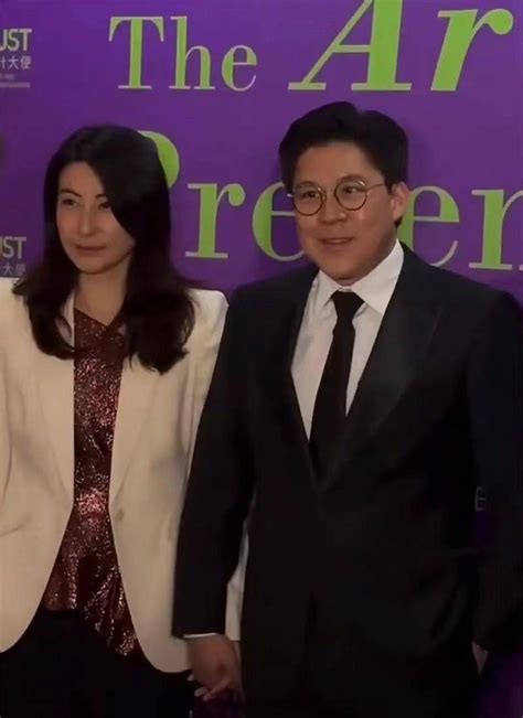 郭晶晶霍启刚出席晚会官味十足！郭晶晶拎13万的爱马仕，被嘲太土 搜狐大视野 搜狐新闻