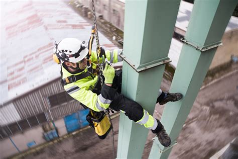 타워 안테나 검사를하고 사진을 찍는 수동 로프 액세스 기술자 산업 단지 위에 높은 높은 곳에 대한 스톡 사진 및 기타 이미지