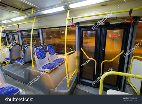 Zdjęcie Stockowe „interior Modern City Bus Seats Doors” 580945522