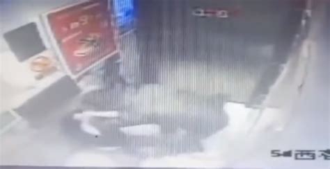 拘！男子电梯内暴打妻儿近两分钟，女儿嘴部被打伤！腾讯新闻