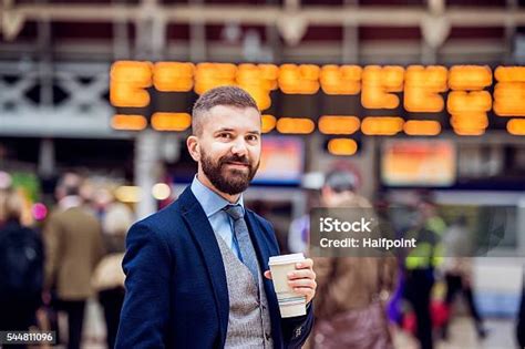 지역으로 1930년대 남자 사업가 커피잔을 유클리드의 기차역 경영자에 대한 스톡 사진 및 기타 이미지 경영자 공항 기업 재무와 산업 Istock