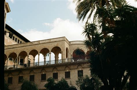 관광 구시가지 그림 같은 기이 한 녹색 셔터 다채로운 외관 도시 경관 도시의 삶 라 로트하 라 로트하 카페 마요르카 마요르카 건축 막대기 맑은 날