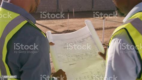 건축 인력 청사진 및 옥외 계획 팀워크 또는 건설 현장에서의 협업 엔지니어링 프로젝트 평면도 및 건물 개발의 계약자 또는 파트너 2명에 대한 스톡 사진 및 기타 이미지