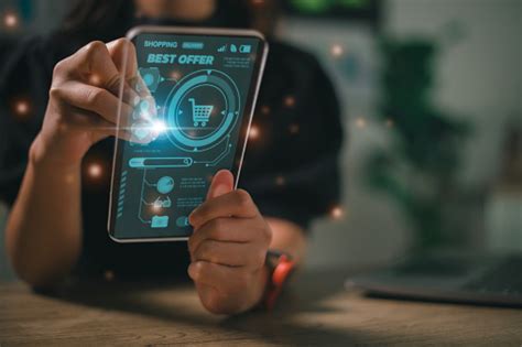 쇼핑 온라인 지불 개념입니다 여자는 장바구니 배달 아이콘 은행 모바일 앱 전자 거래 및 금융 기술을 통한 은행 및 온라인 쇼핑이 있는 미래의 가상 인터페이스 화면에 손을