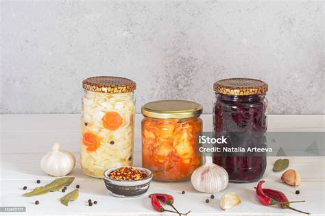 한국 발효 식품 김치 빨강 흰 양배추 소금에 절인 양배추 를 유리 항아리에 넣습니다 채식 음식 개념 0명에 대한 스톡 사진 및 기타 이미지 Istock