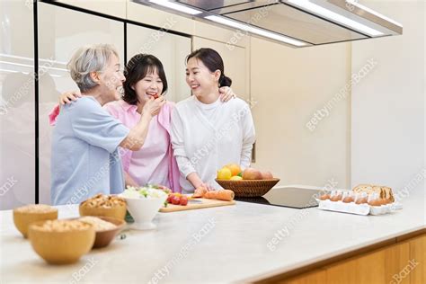 가정주방 주방 건강한생활 주제 실버라이프 가정의달 가족 인간관계 함께함 컨셉 행복 컨셉 음식준비 라이프스타일 이미지 Jv14245215