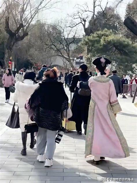 网友北海公园偶遇“浣碧”蓝盈莹，梦回甄嬛传啊！ 搜狐大视野 搜狐新闻