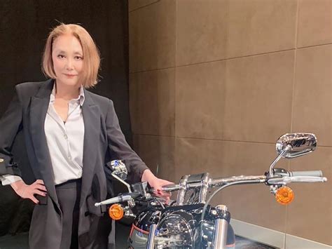「めっちゃ髪切ってる」浅野温子、金髪ボブの新ヘアで大胆イメチェン！ 「大人の雰囲気素敵すぎます」22 All About ニュース
