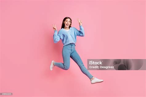분홍색 배경에 고립 된 V 기호를 보여주는 귀여운 좋은 이빨 소녀 열린 입 점프 의 전체 크기 길이 사진 20 24세에 대한 스톡 사진 및 기타 이미지 Istock