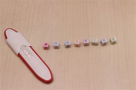 나무로 되는 테이블에서 임신 테스트 팩 긍정적 인 결과와 다채로운 알파벳 입방체 구슬에서 긍정적 인 텍스트 가족에 대한 스톡 사진 및 기타 이미지 Istock