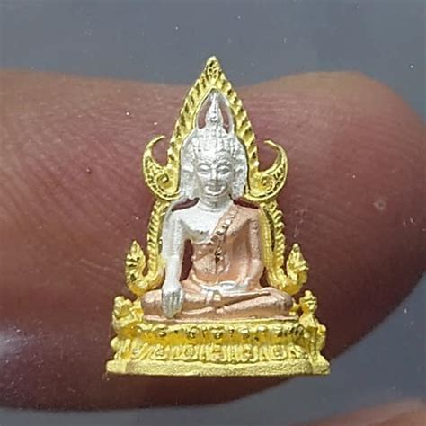 พระพุทธชินราช ลอยองค์ เนื้อเงิน ชุบสามกษัตริย์ พิมพ์จิ๋ว กรมตำรวจรุ่นแรก รุ่น “ประวัติศาสตร์