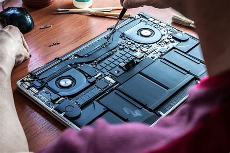 엔지니어 기술자 남자 업그레이드 및 유지 보수 디지털 Pc 솔루션은 전자 하드웨어를 서비스합니다 기술 칩 장비 수리 Stem 주제에 대한 스톡 사진 및 기타 이미지 Istock