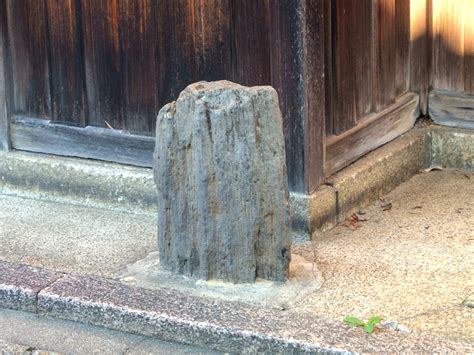 交差点の角にある！ 京都名物「いけず石」とは ニッポン旅マガジン