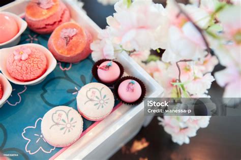 사쿠라 나 벚꽃 테마의 달콤한 파스텔 복숭아와 핑크 컬러풀한 애프터눈 티 세트 맛있고 맛있는 디저트 짭짤한 맛 빵집 및 페이스트리 0명에 대한 스톡 사진 및 기타 이미지