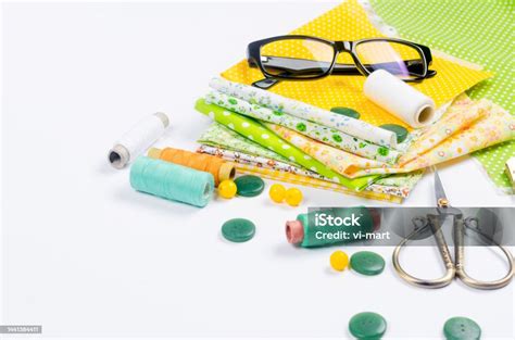 바느질 및 바늘 작업을위한 액세서리 직물 실의 스풀 가위 및 안경 0명에 대한 스톡 사진 및 기타 이미지 0명 가위 개체 그룹 Istock