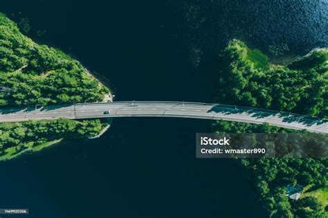 핀란드의 푸른 숲이 있는 푸른 호수를 지나는 다리 도로의 공중 전망 수송에 대한 스톡 사진 및 기타 이미지 수송 공중 뷰 교량 Istock