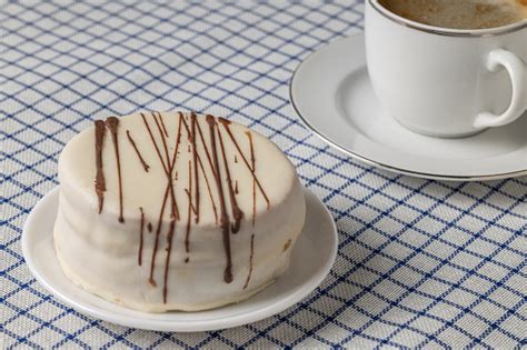 화이트 초콜릿 알파호르 아르헨티나의 전형적인 사탕 커피 한 잔과 함께 갈색에 대한 스톡 사진 및 기타 이미지 갈색 달콤한 음식 델리카트슨 Istock