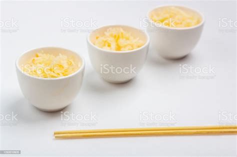 흰색 배경에 그릇에 소금에 절인 양배추 또는 발효 양배추 적절한 영양과 건강한 식습관의 개념 유기농 및 채식 식품 닫기 텍스트에