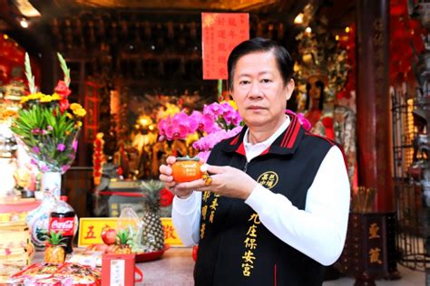 嘉義縣中埔四十九庄保安宮王爺公賜先人吳大建萬「柿」如意 致事業飛黃騰達 廟方以此作為新春寶物 供信眾擲筊取回保平安〜 台灣華報