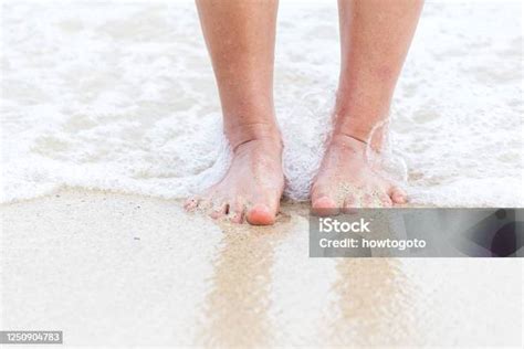 여름 해변에서 걷는 여자 맨발 해변에서 바다 물과 모래의 파도를 따라 걷는 젊은 여성의 다리를 닫습니다 자유로운 야외에서 맨발로 걷는 즐거움 휴식 여행 개념 개념에 대한