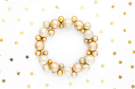 휴일 라운드 프레임 패턴 만든 골드 유리 크리스마스 공 흰색 배경에 고립 된 황금 색종이 즐거운 성탄절 플랫 레이 상단 보기 0명에 대한 스톡 사진 및 기타 이미지 Istock