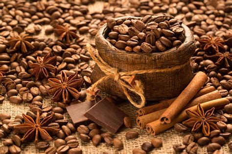 커피 콩 계피 스틱 아니스 별 은 삼베 크리스마스 분위기에 커피 콩 배경에 향신료 0명에 대한 스톡 사진 및 기타 이미지 0명 개념 계피 Istock