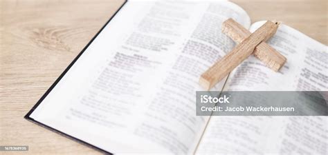 성경 십자가와 종교 기독교 신앙과 예배와 함께하는 하나님 성경 공부와 클로즈업 예수 그리스도 기도와 영적 거룩한 책과 믿음으로 찬양 치유와 인도로 복음 교육에 대한 스톡