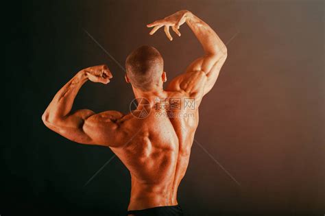 深色背景上的健美运动员高清图片下载 正版图片503528385 摄图网