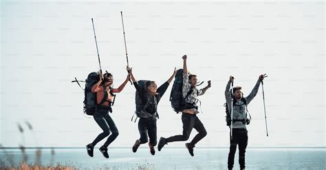 배낭을 메고 바닷가에서 즐거운 시간을 보내는 네 명의 관광객 사진 Unsplash의 바닷가 이미지